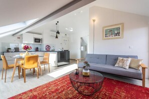 Penthouse Premium, varanda, vista para o rio | Sala de estar | Televisor, brinquedos, impressoras 