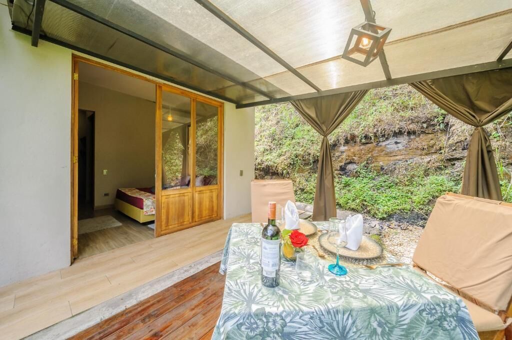 Quarto Familiar, vista para o jardim | Refeições ao ar livre