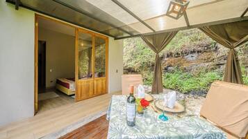 Quarto Familiar, vista para o jardim | Refeições ao ar livre