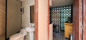 Casa | Banheiro | Chuveiro, secador de cabelo, toalhas de banho, sabonete