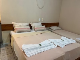 Quarto luxo | Wi-Fi de cortesia, roupa de cama