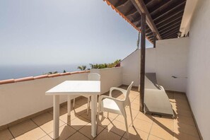 Apartamento, varanda, vista para o jardim | Refeições ao ar livre