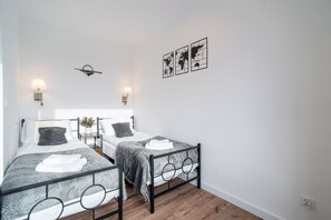 Apartamento conforto, sacada, vista para a cidade | Cortinas blackout, ferros/tábuas de passar roupa, Wi-Fi de cortesia