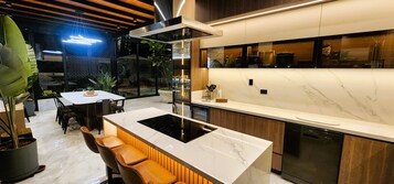 Casa Deluxe | Cozinha privada | Uma panela elétrica de arroz, liquidificador 