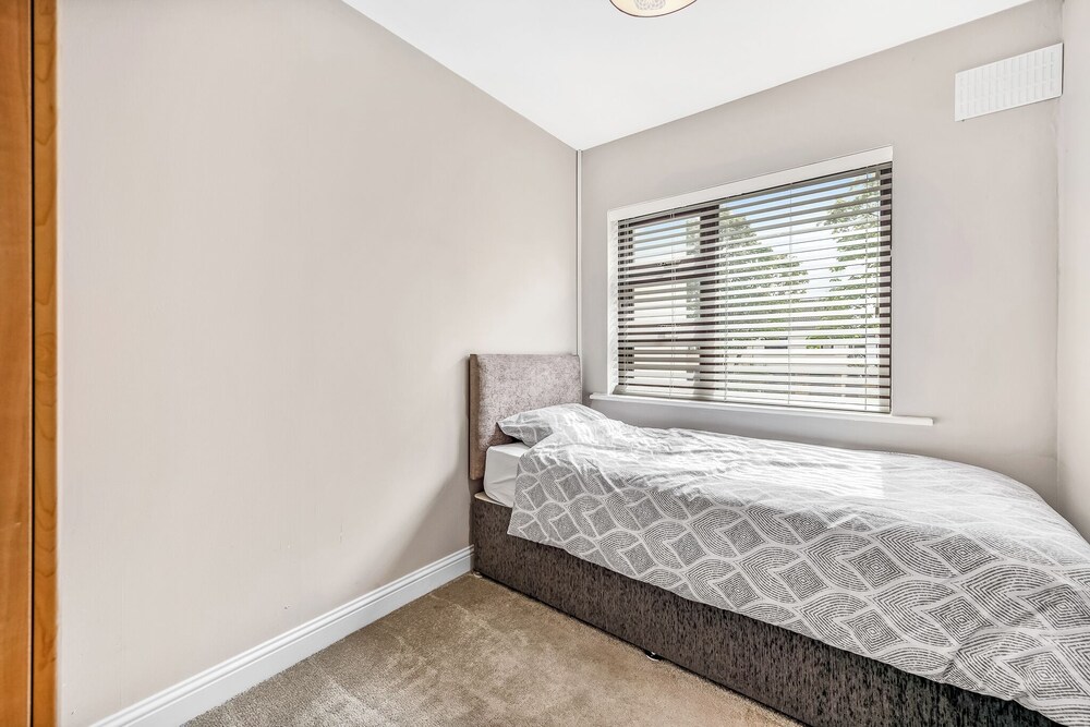 Lovely 3 bed house in leafy Dublin suburb, all amenities included ...