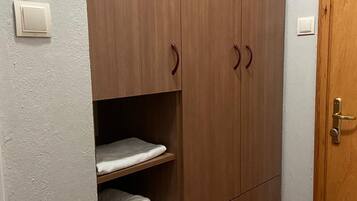 Quarto Triplo Standard, não fumadores | Secretária, quartos insonorizados