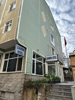 Um edifício com uma placa que diz "SAHIN OTEL", indicando um hotel.
