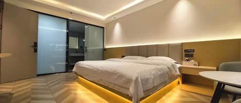 Quarto Duplo Deluxe, 1 cama king-size, vista para o pátio | Secretária, secretária adequada para computadores portáteis