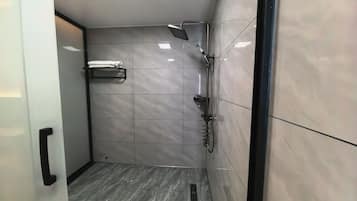 Quarto Duplo Deluxe, 1 cama king-size, vista para o pátio | Casa de banho | Artigos de higiene pessoal grátis, um secador de cabelo