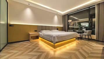 Quarto Duplo Deluxe, 1 cama king-size, vista para o pátio | Secretária, secretária adequada para computadores portáteis