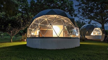 Bangalô clássico, várias camas, vista para o jardim | Roupa de cama