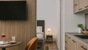 Suíte estúdio superior, 1 cama King e sofá-cama, cozinha | Roupas de cama premium, frigobar, individualmente decorados