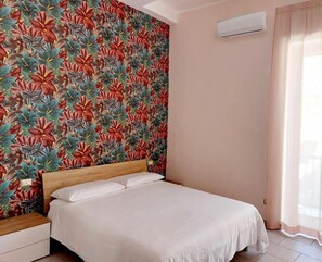 Quarto Duplo, varanda, Vista para a cidade | Secretária, secretária adequada para computadores portáteis 