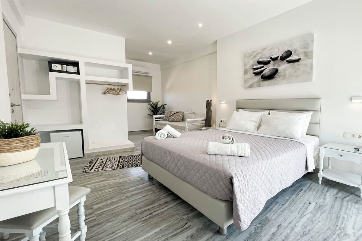 Quarto Clássico | Roupa de alta qualidade, com decoração personalizada