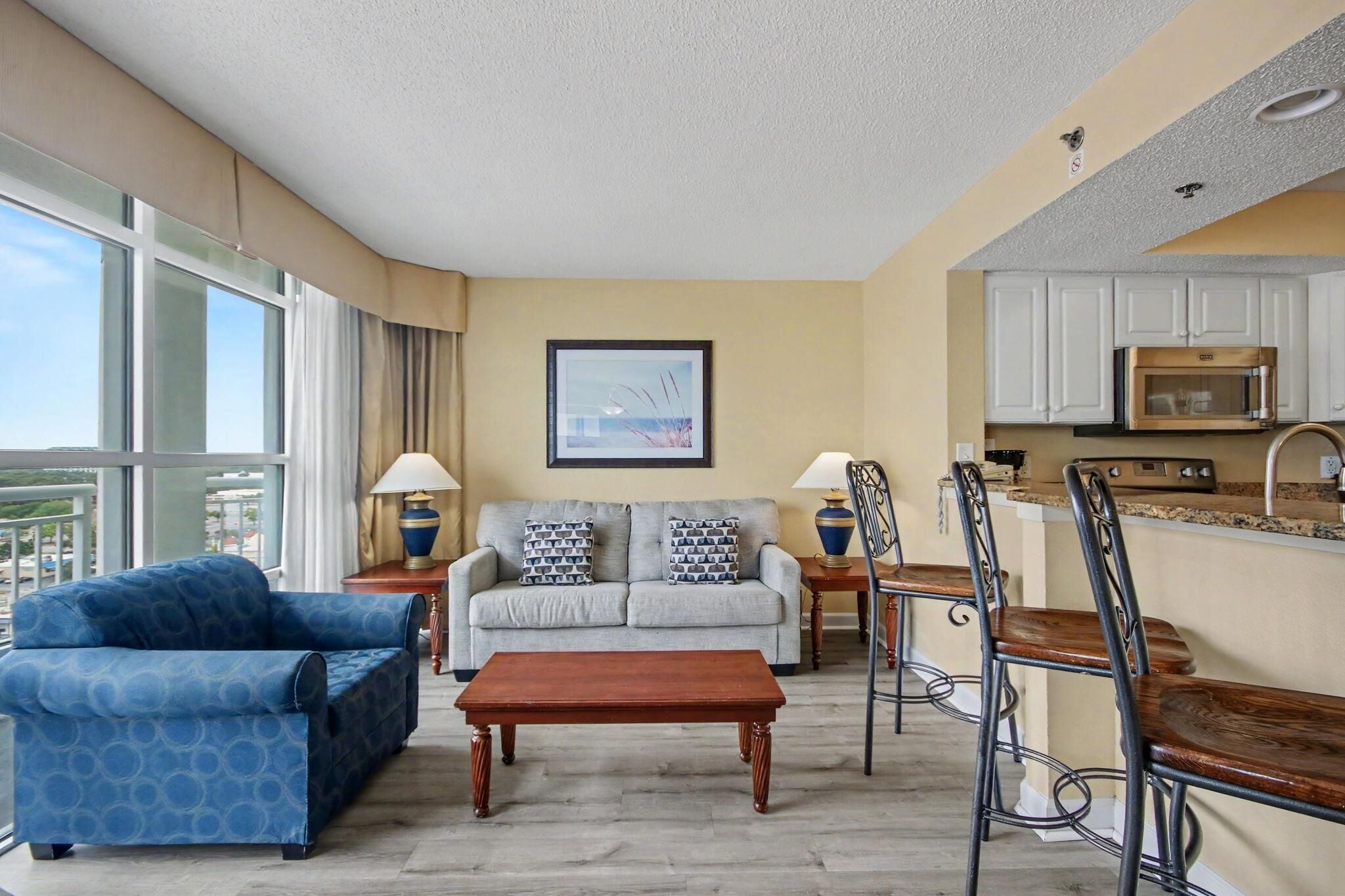 Suíte, 1 quarto, vista parcial para o oceano (Partial Ocean View 1 Bedroom Suite) | Área de estar | TV de tela plana 38 polegadas com canais a cabo, DVD player
