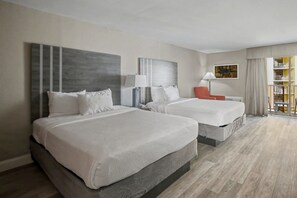 Quarto, 2 camas Queen, vista para o resort (Resort View Standard Room) | Cofres nos quartos, cortinas blackout, ferros/tábuas de passar roupa