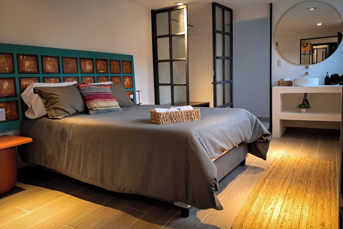 Quarto Quádruplo Deluxe, vista para o pátio | Edredões de penas, minibar, cortinas/cortinados opacos 
