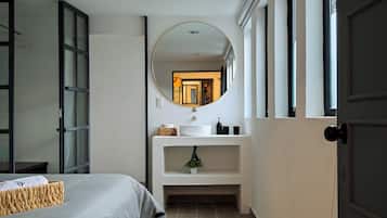 Quarto quádruplo luxo, vista para o pátio | Edredons de pluma, frigobar, cortinas blackout, quartos à prova de som