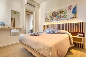 Apartamento design, 1 quarto, sacada | Camas com colchões de espuma com sistema de memória, cortinas blackout