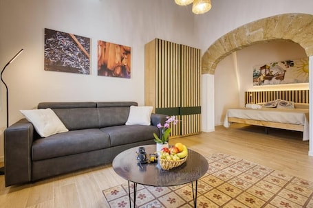 Apartamento exclusivo, 1 quarto, sacada | Área de estar | Smart TV 32 polegadas com canais digitais, Netflix. VFH La Rada Apartments