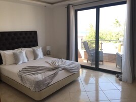 Quarto casal standard | Cofres nos quartos, Wi-Fi de cortesia, roupa de cama