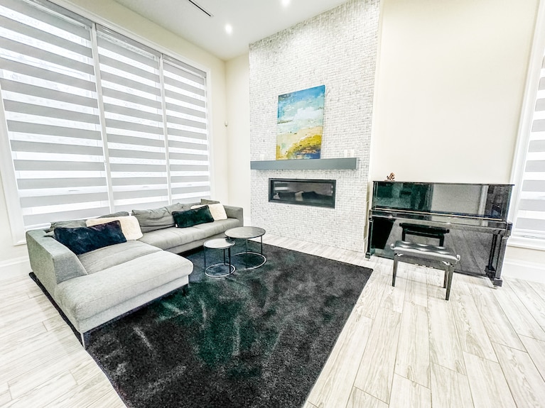 Luxury Large Private Modern Home With Pool - Vancouver