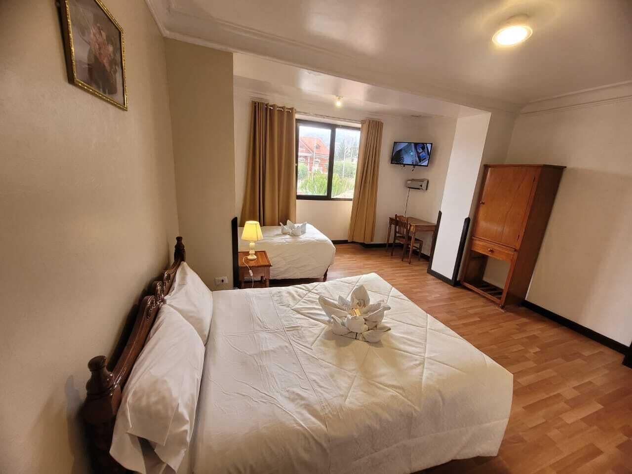 Quarto triplo superior | Quartos à prova de som, Wi-Fi de cortesia