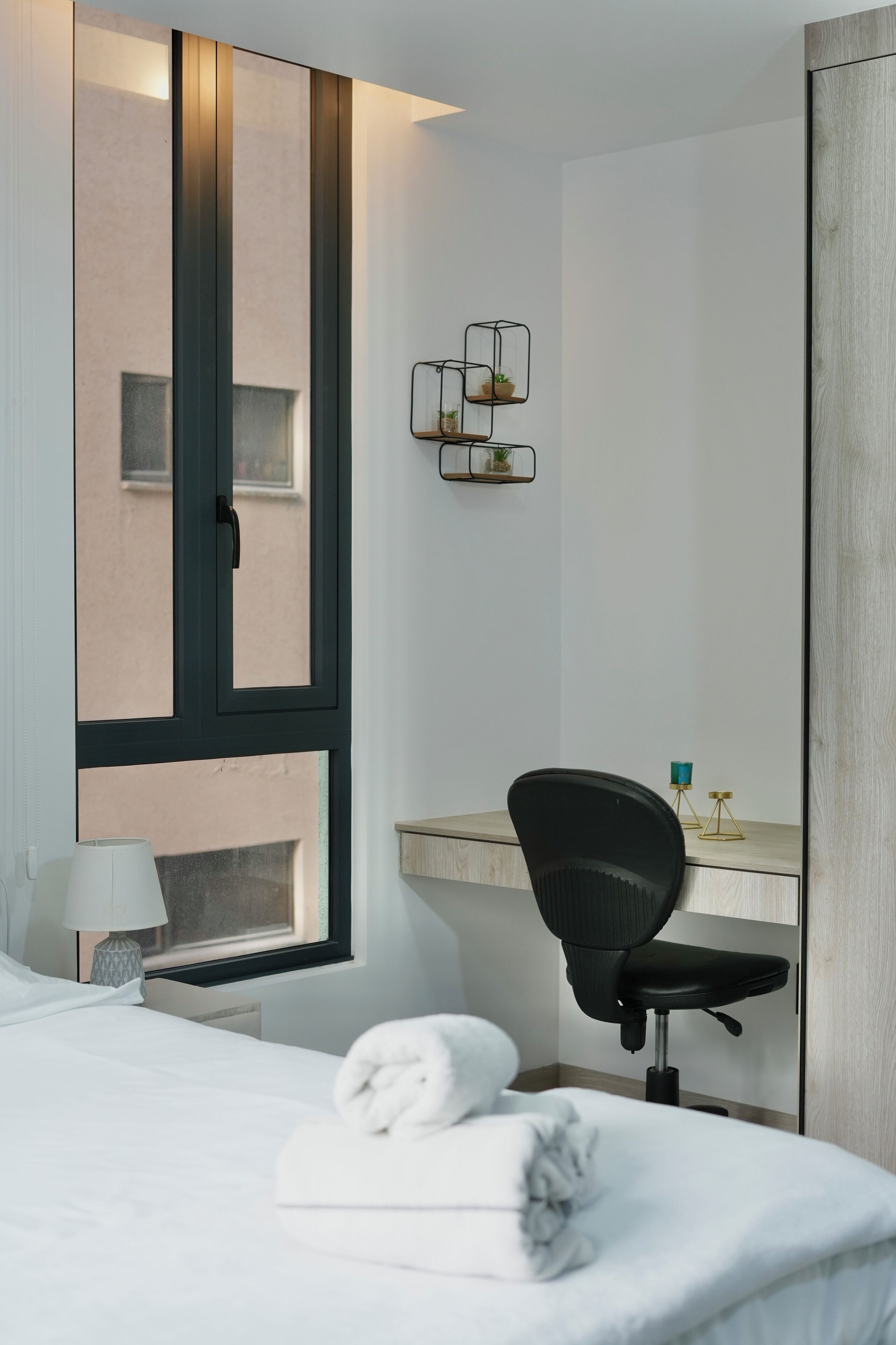 Estúdio executivo | Escrivaninha, espaço de trabalho para notebook, cortinas blackout