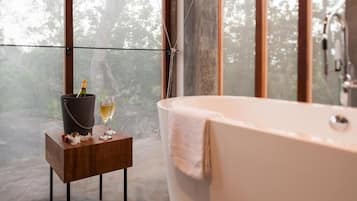 Quarto casal luxo, vista para o pátio | Banheiro | Chinelos