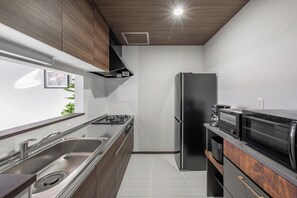 Apartamento | Cozinha privada | Um frigorífico, um micro-ondas, uma placa de cozinha 