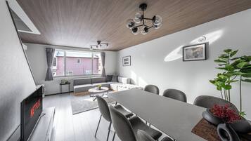 Apartamento | Sala de estar | TV de ecrã plano