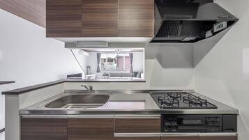 Apartamento | Cozinha privada | Um frigorífico, um micro-ondas, uma placa de cozinha, uma torradeira