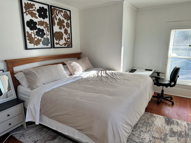 Bright, Cozy & Cute In St. Paul By Summit-university With Porch And Swing Chair - White Bear Lake, MN