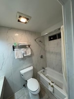 Quarto casal básico, 2 camas Queen | Banheiro | Banheira, toalhas de banho, sabonete, shampoo