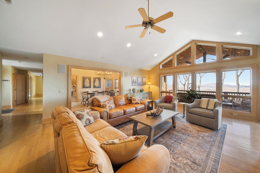 Luxe Mountain Lodge Sleeps 25: Views, Hot Tub, & Game Room Near App Ski Mtn - Blowing Rock, NC