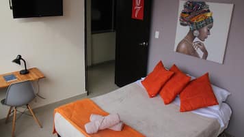 Quarto Duplo Básico | Secretária adequada para computadores portáteis, Wi-fi grátis