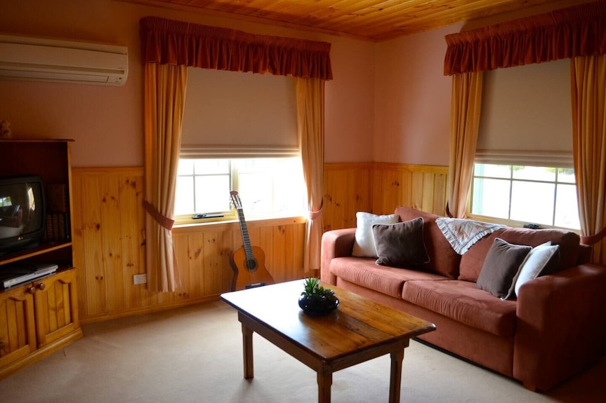 "Grand Ole Topiary" Country Cottage' Accommodation. Railton Tasmania - Sheffield