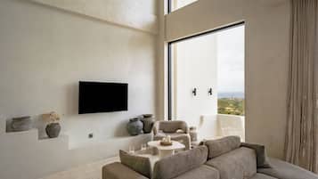 Villa, 2 quartos, piscina privativa, vista para o oceano | Sala de estar | Smart TV de 55 polegadas com canais digitais