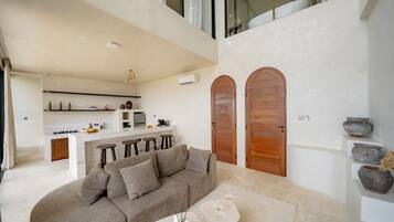 Villa, 2 quartos, piscina privativa, vista para o oceano | Sala de estar | Smart TV de 55 polegadas com canais digitais