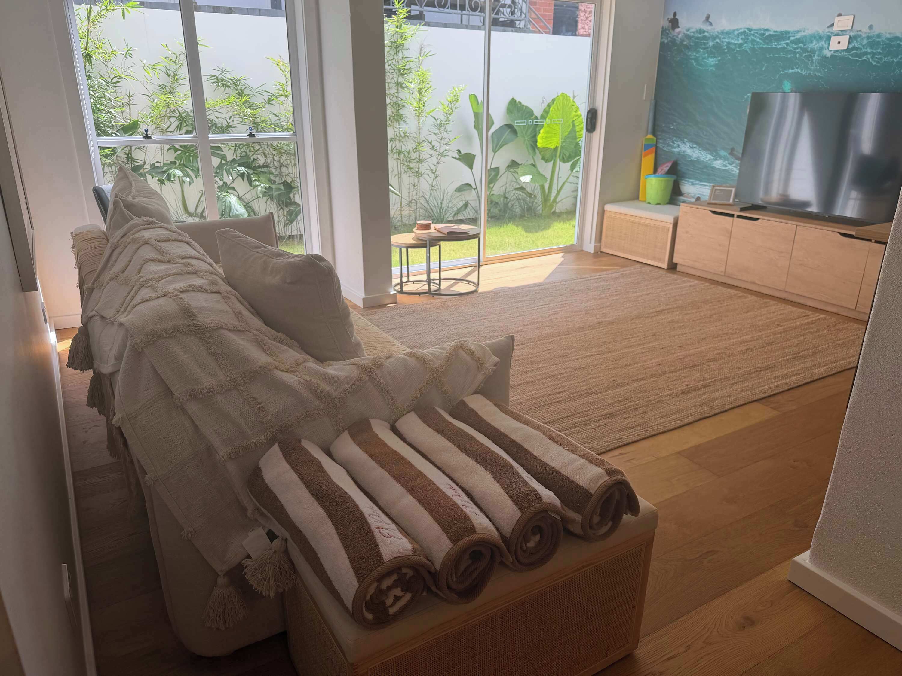 Spacious Bilinga Beach Stay | Sleeps 6 + Sauna - Coolangatta