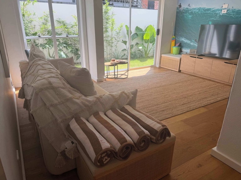 Spacious Bilinga Beach Stay | Sleeps 6 + Sauna - Coolangatta