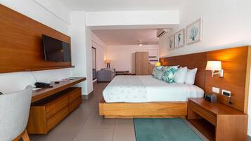 Suíte júnior, sacada, vista para o jardim | Cofres nos quartos, cortinas blackout, ferros/tábuas de passar roupa