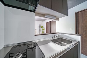 Apartamento | Cozinha privada | Um frigorífico, um micro-ondas, uma placa de cozinha 
