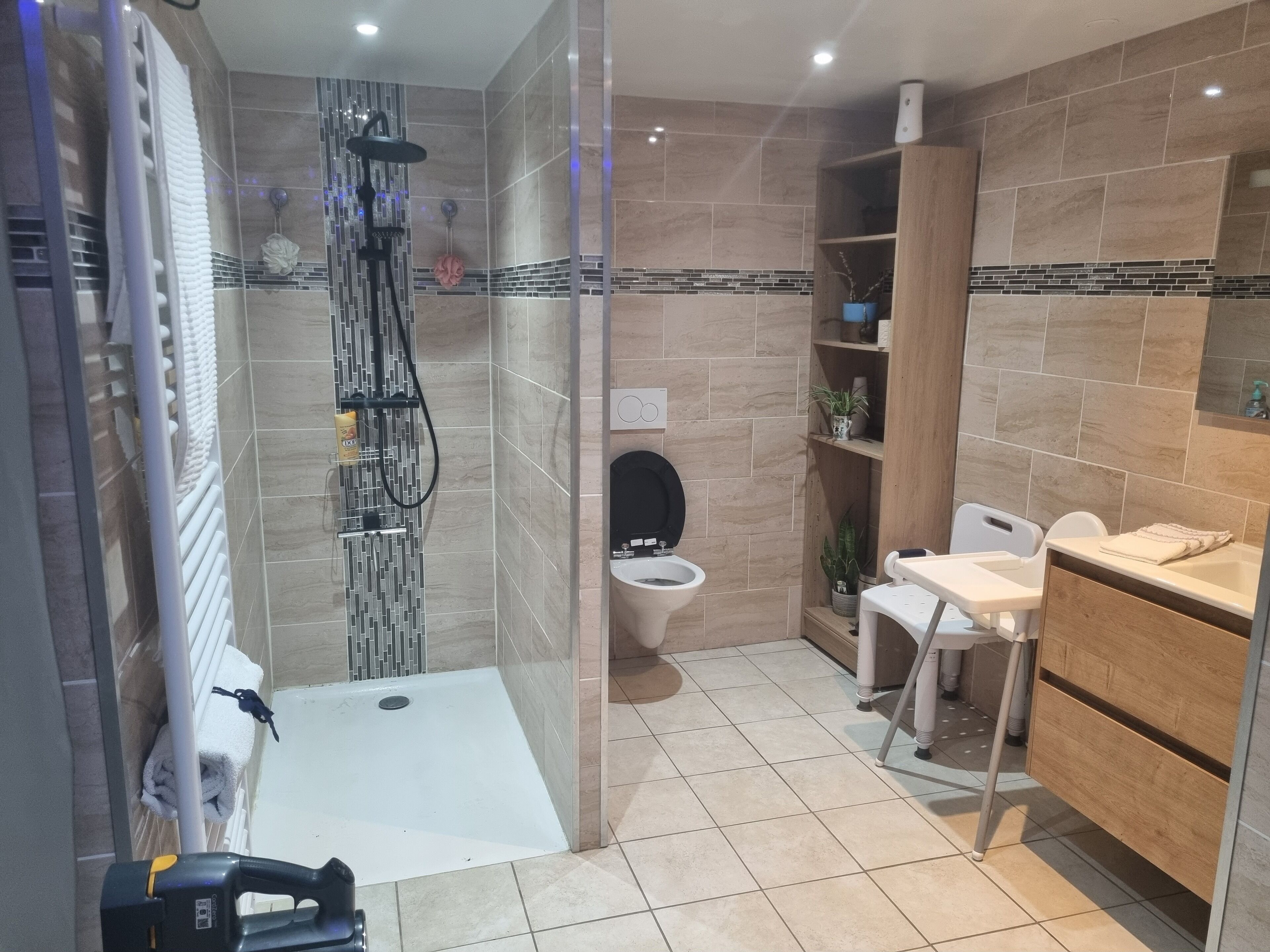 Artigos de higiene pessoal grátis, chinelos, toalhas fornecidas, sabão 