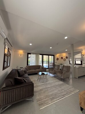 Penthouse de Luxo, várias camas, cozinha, vista para a praia | Sala de estar