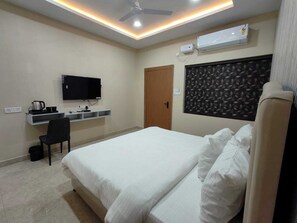 Quarto Duplo Standard, varanda, vista para o jardim | Secretária, Wi-fi grátis 