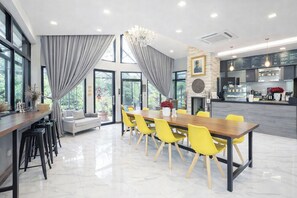 Pequenos-almoços e almoços servidos, incluindo cozinha asiática 