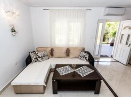 Apartamento (Two bedroom apartment (Intimo) 53050) | Sala de estar | TV de tela plana 32 polegadas com canais via satélite