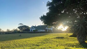 Uma casa grande com gramado frontal.