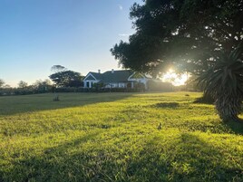 Uma casa grande com gramado frontal.